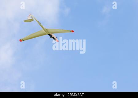 Alexander Schleicher Kaiser, ASK21 glider flying an aerobatic display ...