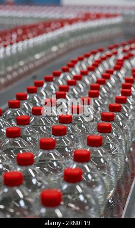 Jessen, Germany. 28th Aug, 2023. Mineral water bottles run through a ...