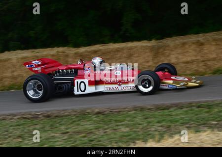 Rob Hall, Lotus-Cosworth 72, in the iconic Gold Leaf Team Lotus livery ...