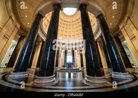 Central rotunda lobby of the Smithsonian National Museum of Natural ...