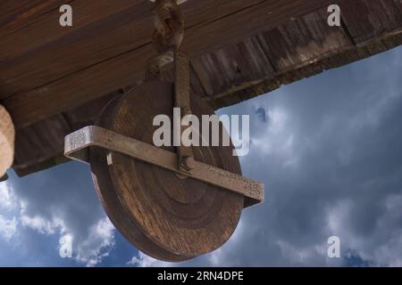 Detailed view of the historic draw well, Tiergaertnertorplatz ...