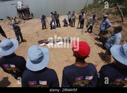 Divers from Explosive Ordnance Disposal Team Two, Detachment 40 (EOD-2 ...