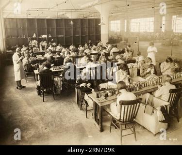 Garment Factory early 1900s, Garment Workers Stock Photo - Alamy