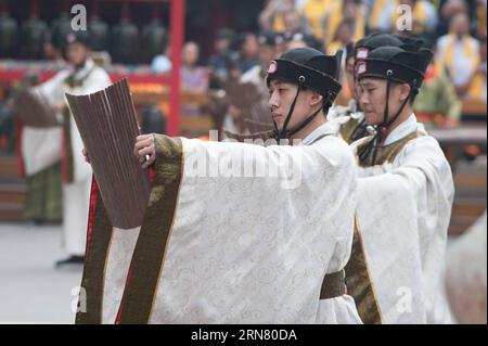 (150928) -- QUFU, Sept. 28, 2015 -- Participants wearing traditional ...
