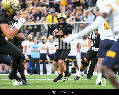 Central Florida quarterback John Rhys Plumlee (10) rushes for a 17-yard ...
