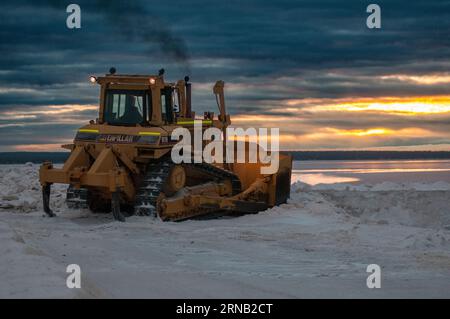Caterpillar DH7 bulldozer used to harvest salt at WA Salt Supply ...