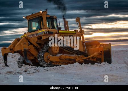 Caterpillar DH7 bulldozer used to harvest salt at WA Salt Supply ...