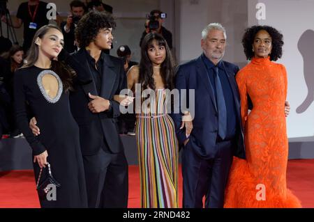 Thalia Besson, Mao Besson, Satine Besson, Luc Besson und Virginie ...
