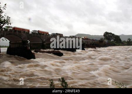 (160804) -- MAHAD (INDIA), Aug. 3, 2016 -- People watch the search ...