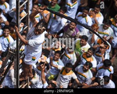 (160825) -- MUMBAI, Aug. 25, 2016 -- Two human-pyramid building teams ...
