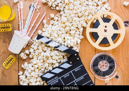 Layout popcorn with cinema objects Stock Photo - Alamy