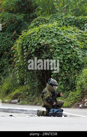 (171107) -- PASAY CITY, Nov. 7, 2017 -- A member of the Philippine ...