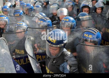 (171111) -- MANILA, Nov. 11, 2017 -- Members of the Civil Disturbance ...