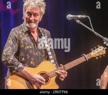 Frontmen. Pete Lincoln Member oft the Band Sweet performing in ...