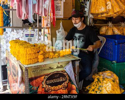 Yellow flowers transform into Phuang Malai, the stunning garlands of ...