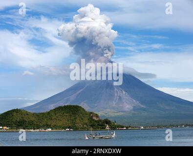 (180125) -- ALBAY, Jan. 25, 2018 -- Residents watch the eruption of ...