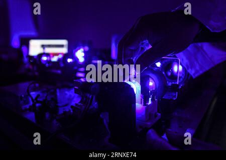 (180125) -- DALIAN, Jan. 25, 2018 -- Staff workers of Dalian Institute ...