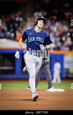 Seattle Mariners right fielder Dominic Canzone dives in vain for a ...