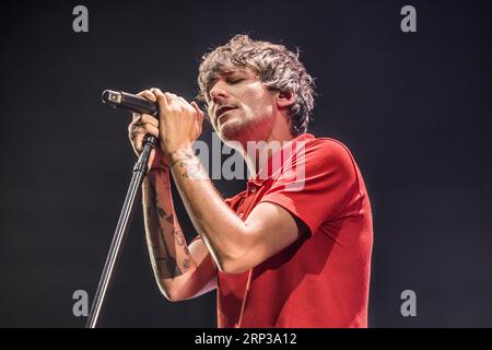 Louise Tomlinson of One Direction performing solo live in Oslo on 1 ...
