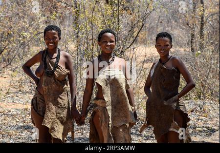 San Bushmen tribes women, Kalahari, Botswana Stock Photo - Alamy