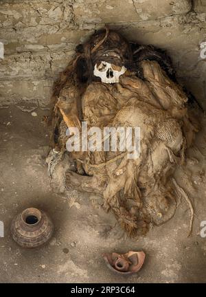 Nazca mummy with pottery at the cemetery of Chauchilla near Nazca (Peru ...