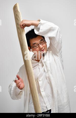 (181019) -- XI AN, Oct. 19, 2018 (Xinhua) -- Cheng Gang makes Guqin, a ...