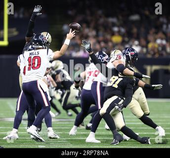 Houston Texans tackle Austin Deculus (75) blocks during the second half ...