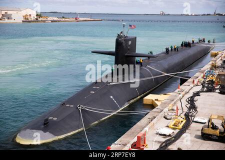 USA submarine docking at pierside Stock Photo - Alamy