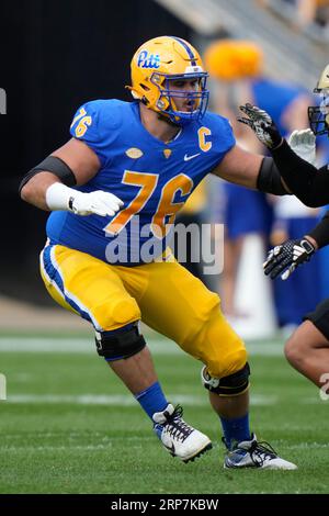 Pittsburgh offensive lineman Matt Goncalves (76) lines up against Duke ...