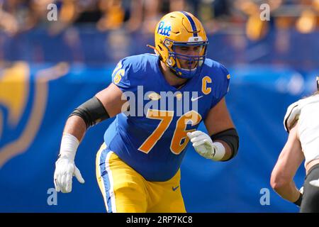 Pittsburgh offensive lineman Matt Goncalves (76) plays during the first ...