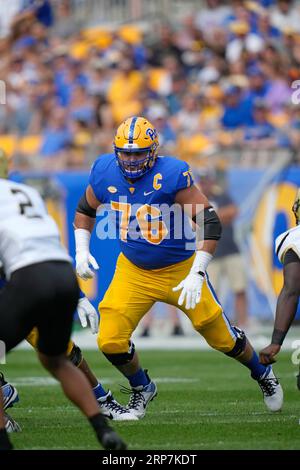 Pittsburgh offensive lineman Matt Goncalves (76) blocks Woffford ...