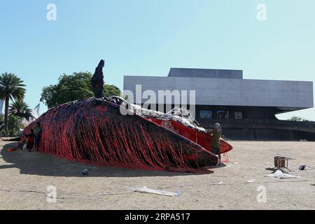(190425) -- PASAY CITY, April 25, 2019 -- Workers prepare a whale ...