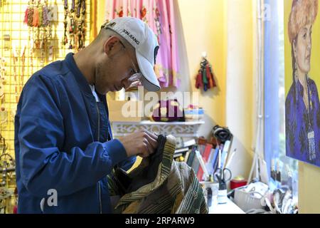 (190518) -- KASHGAR, May 18, 2019 (Xinhua) -- Mewlan Turaq trims thread ...
