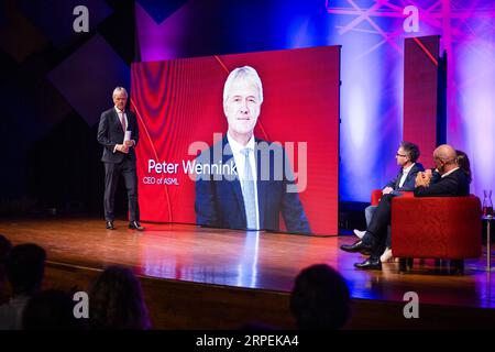 EINDHOEVEN - CEO Peter Wennink of ASML, chief economist Marieke Blom of ...