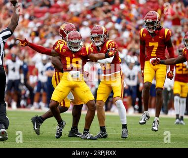 USC Trojans safety Jaylin Smith (19) defends in coverage during the ...