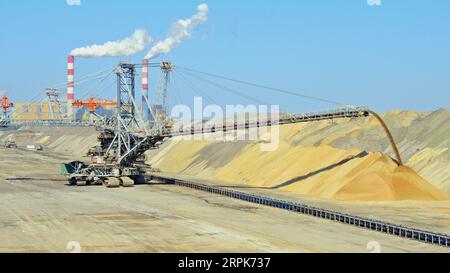 Mining machines in the KWB Bełchatów opencast mine Stock Photo - Alamy