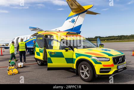 An ambulance paramedic (In swedish: ambulanssjukvårdare Stock Photo - Alamy