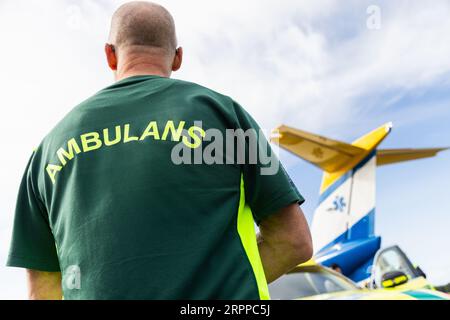 An ambulance paramedic (In swedish: ambulanssjukvårdare Stock Photo - Alamy