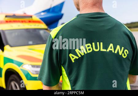 An ambulance paramedic (In swedish: ambulanssjukvårdare Stock Photo - Alamy