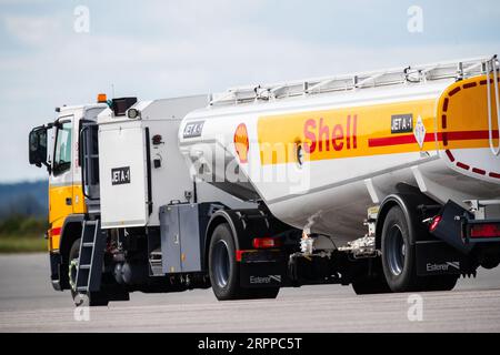 Shell jet fuel truck at Örebro airport, Örebro, Sweden Stock Photo - Alamy