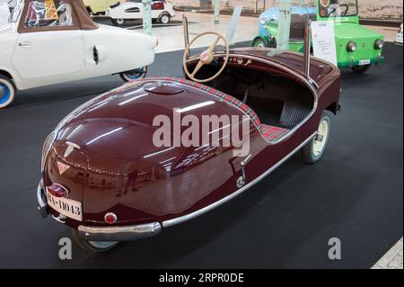 Maroon Reina Junior three wheeled car Stock Photo - Alamy