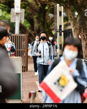 200407 -- FUZHOU, April 7, 2020 -- Students return to Pingdong Middle ...