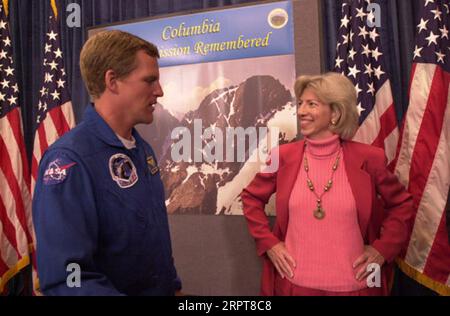 Astronaut Scott Parazynski, left, veteran of four space shuttle ...