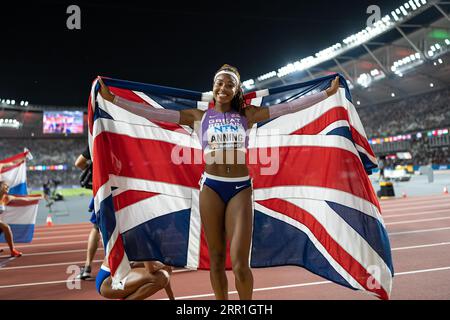 Amber Anning celebrating her medal with her country's flag in the 4x400 ...