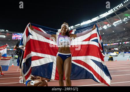 Amber Anning celebrating her medal with her country's flag in the 4x400 ...