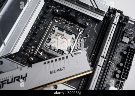 Installing DDR5 RAM Kingston Fury DDR5-6000 Beast AM5 on the ...