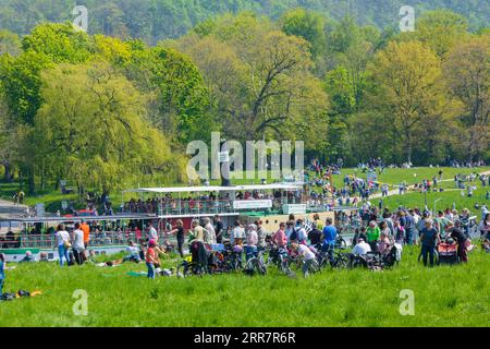 Steamship parade of the historic paddle steamers View upstream to the ...