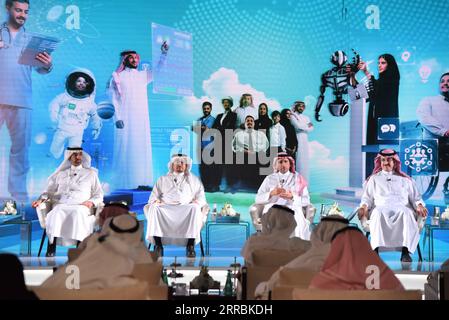 (210927) -- RIYADH, Sept. 27, 2021 (Xinhua) -- Saudi ministers attend a ...