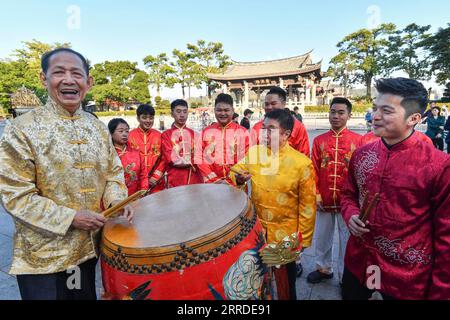 211220 -- GUANGZHOU, Dec. 20, 2021 -- Musician Fang Jinlong plays ...