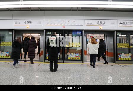 211230 -- SHANGHAI, Dec. 30, 2021 -- Passengers transfer at Changyi ...